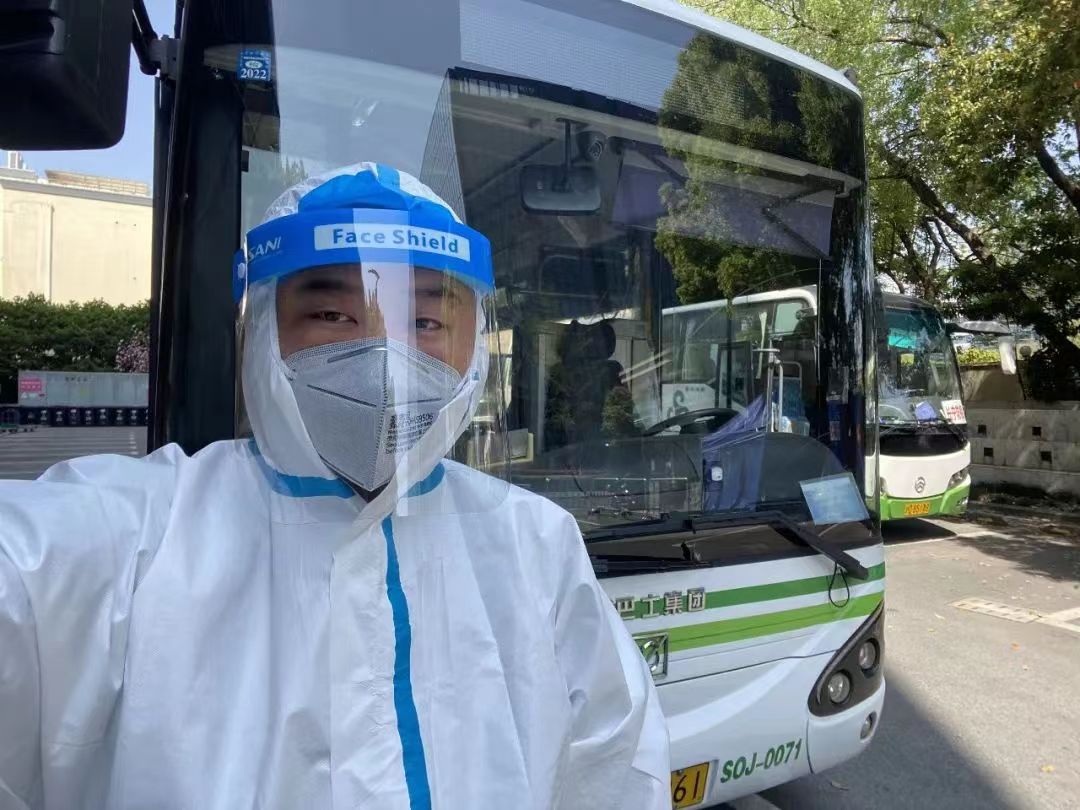 上海市长宁区人民政府-国际版-Bus drivers fulfill duty between hospitals and homes